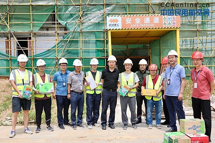 工地送清凉，温情沁人心——湖北空管分局工会慰问建筑工人 中国民用航空网