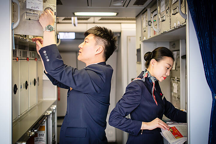 东航MU711:四对新人护送旅客暖心回家 - 民用航空网