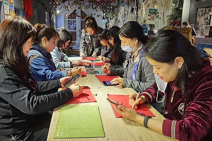 西北空管局天通公司女职委组织开展 细纹刻纸”活动 中国民用航空网