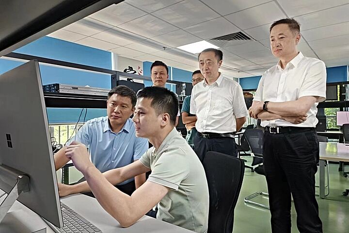 中南空管局袁峥副局长赴局直通信网络中心调研科研创新工作 民用航空网