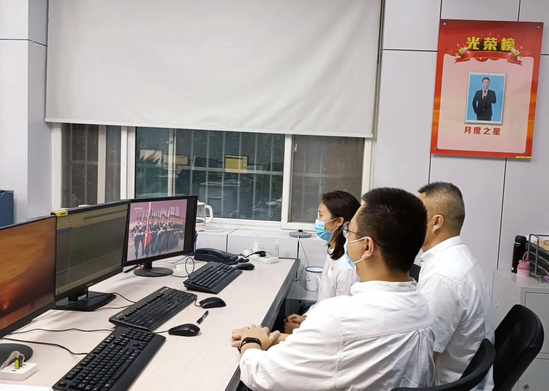 日出东方 红旗闪耀-----西北空管局空管中心飞服中心报告室升旗仪式观礼 - 民用航空网