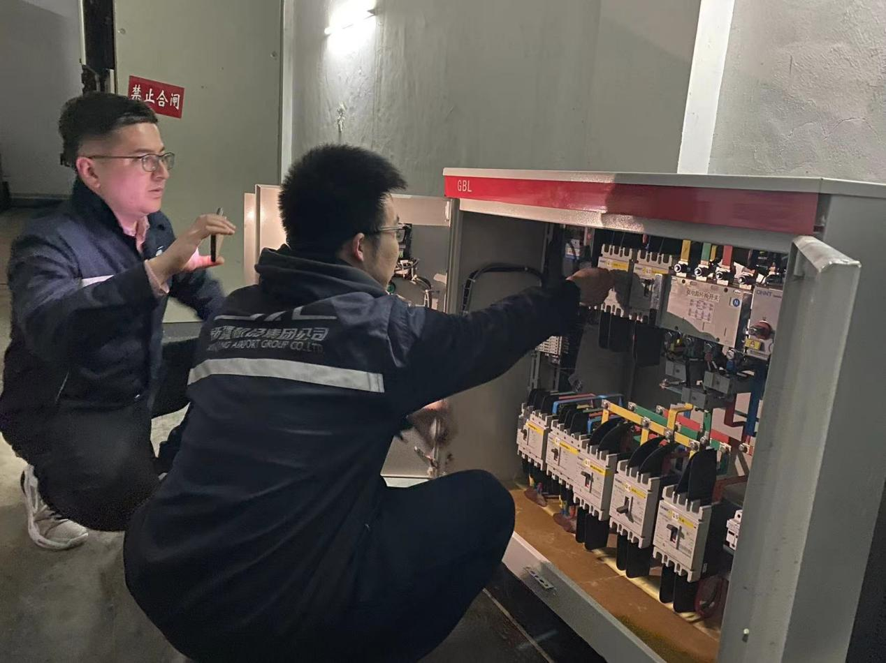 新疆机场集团运管委（全域管控中心）空管中心技术保障室对远程塔台供电系统换季维护 - 民用航空网