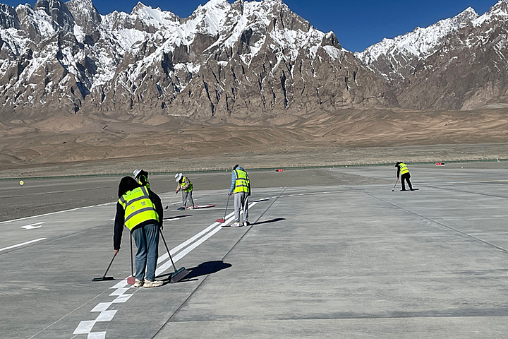 生产在忙，安全不忘” | 高高原机场持续做好FOD防范工作保障航班安全运行 - 民用航空网