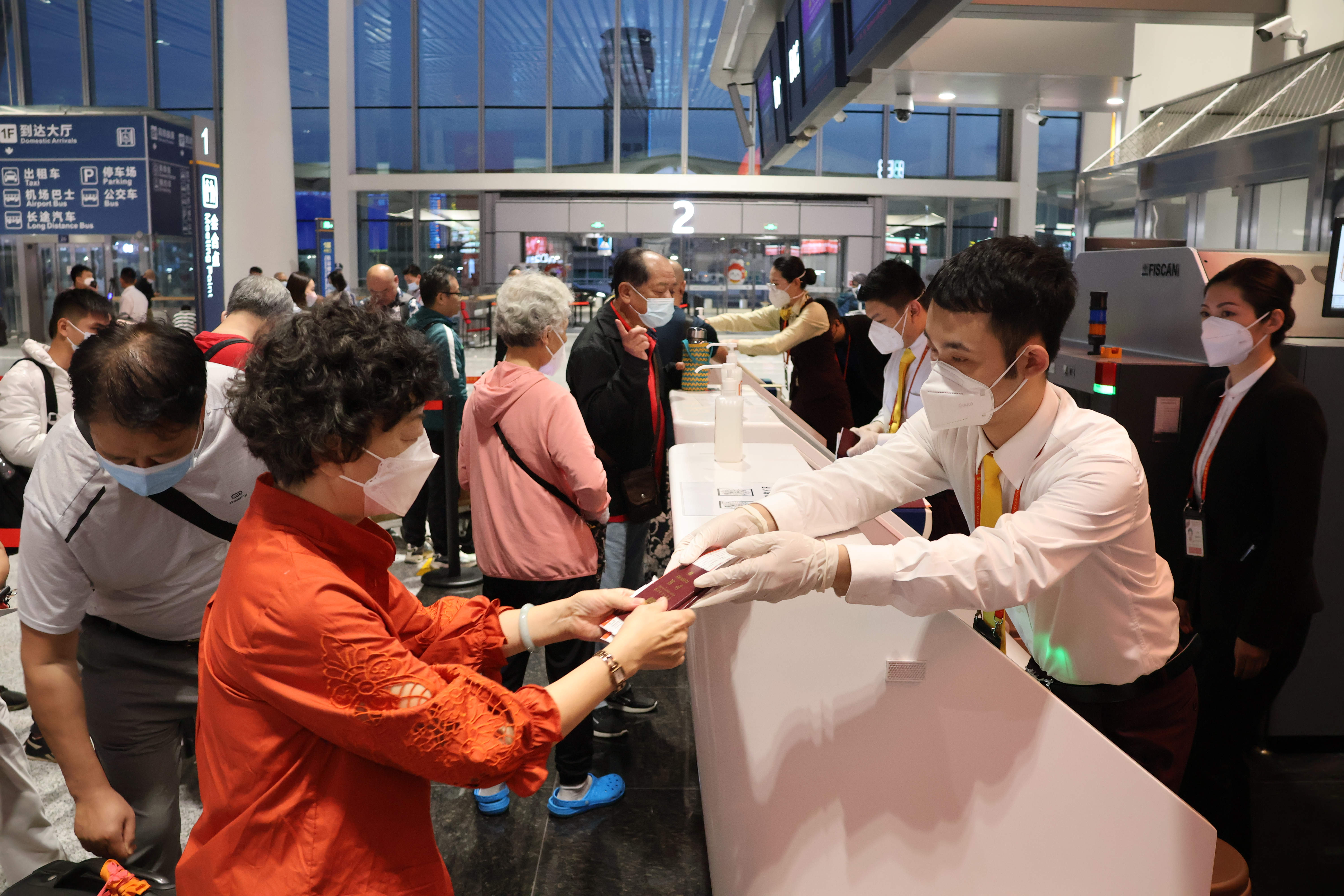 1685076898-图3：旅客在美兰机场T2办理国际航班值机手续_1_post_I7BTm14178 - 民用航空网