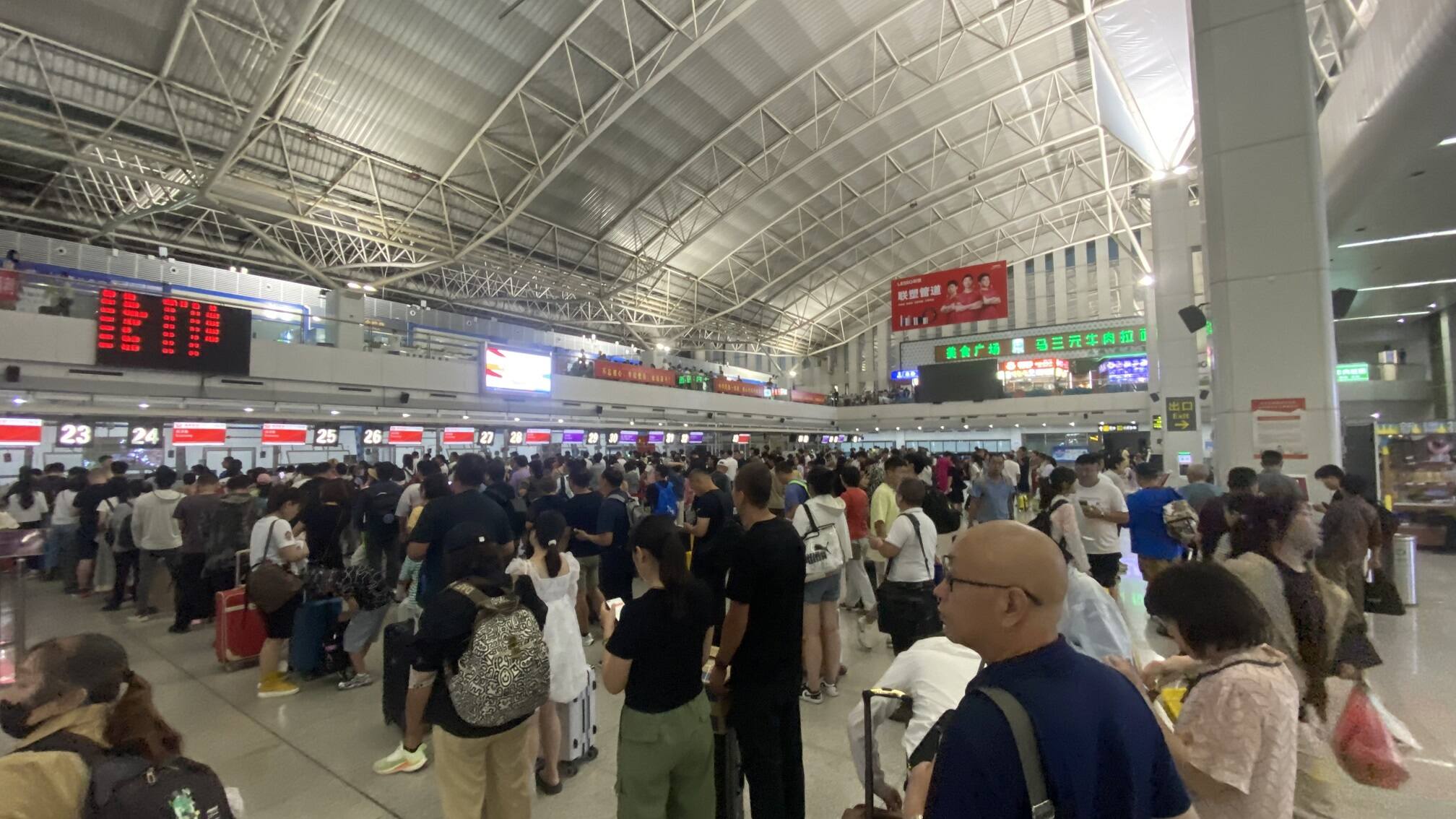 海航航空旗下乌鲁木齐航空开展干部员工暑运“下一线”活动 - 中国民用航空网