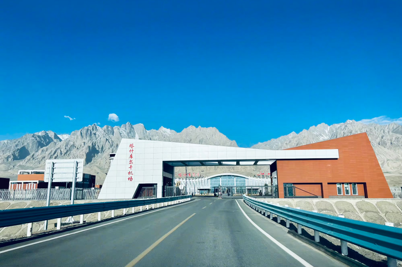 塔什库尔干红其拉甫机场冬季“包树”行动，为旅客营造温馨绿色出行环境 - 民用航空网